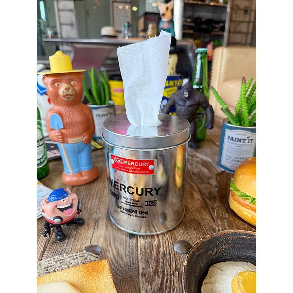 マーキュリーブリキシリーズと言えばどんな物でもインダストリアルな雰囲気に変身させる人気のシリーズですが今回は「トイレットペーパーホルダー」がリリースされました。いつものマーキュリーロゴに銘板風のプレートが装着された男前な見た目は相変わらず！...