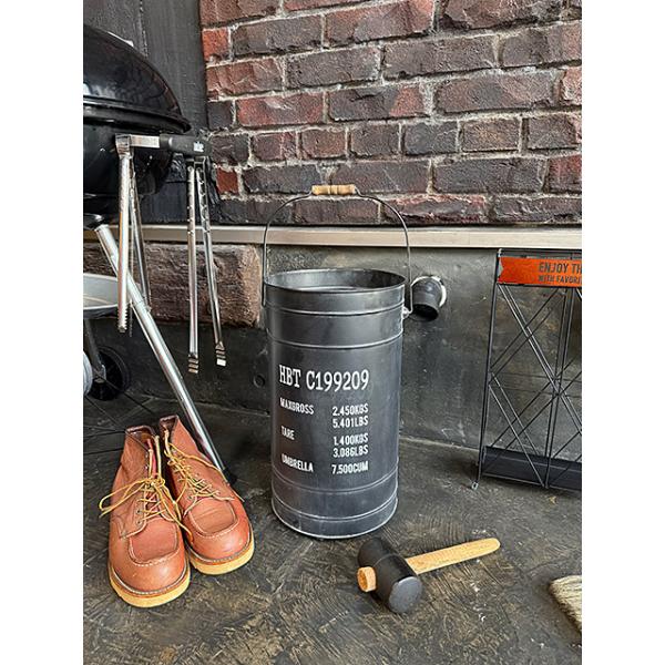 ミリタリー好きの習性か 装備や兵器に見えるモノを目にするとどうしても素通りできない！今回見つけて来たのはペール缶を細長くしたスタイルのストレージです。軍で使う燃料や兵器が収納されてそうな雰囲気についつい手が伸びてしまったってワケ！本体はアイ...