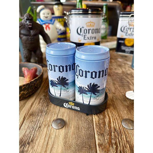 家にいながらにしてお店気分で食事を楽しめるってところが最高！コロナのビール缶をモチーフにしたソルト＆ペッパーボトルセットです。テーブルの演出って気分を上げてくれるからねーテイクアウトしたファーストフードだってコロナロゴと並ぶだけでカッコイイ...
