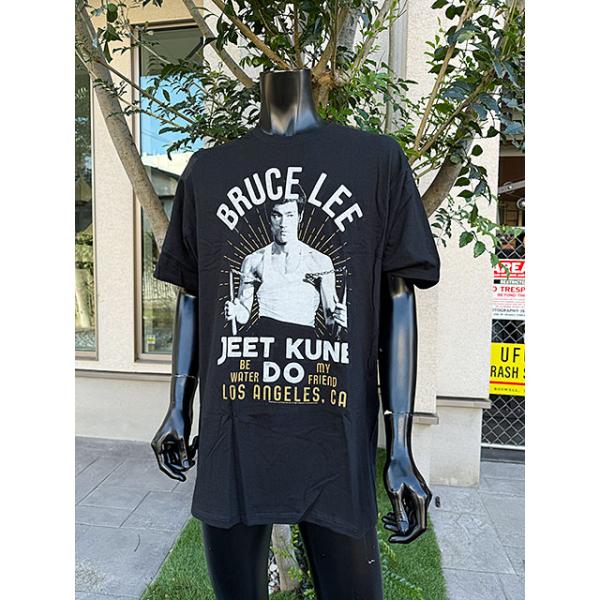 ※こちらはMサイズの販売ページです。当時 ブルース・リーの映画を観た昭和世代の男子はみんな影響された格闘アクションの達人！今回見つけたのはそのブルース・リーの没後50周年ってことで企画された公式Tシャツなんです。デザインは映画「ドラゴンへの...