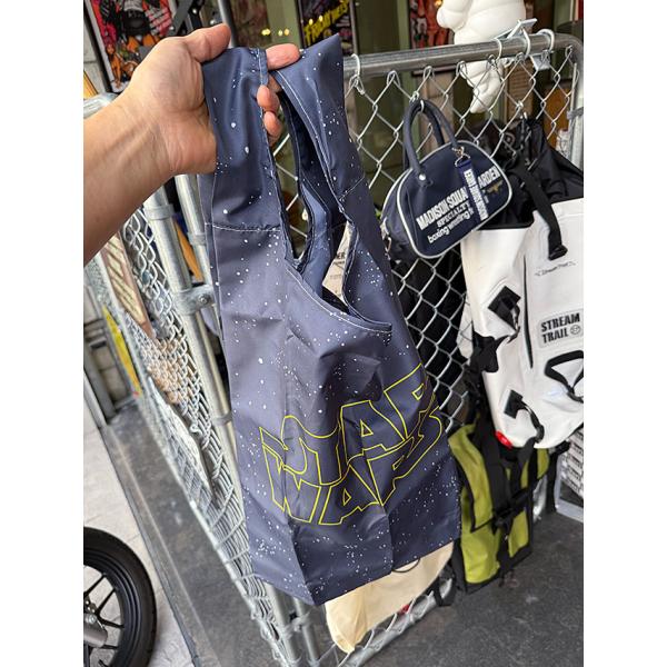 スターウォーズのオープニングロールをそのまんまデザインにしたっていうユニークなオフィシャルグッズがこちら！宇宙柄のギャラクシーなエコバッグには スターウォーズのタイトルロゴとあの壮大なテーマ曲と共にスクロールされるオープニングクロール（英語...