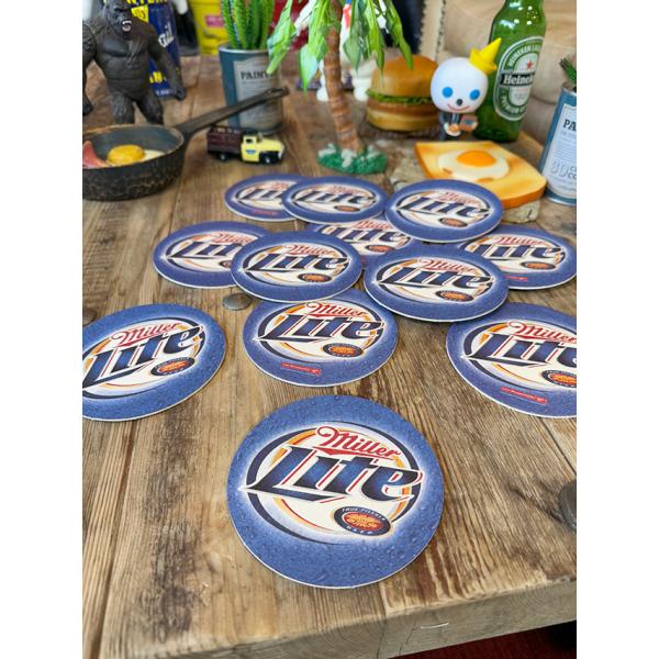 テーブルの上に置くだけで急に部屋がアメリカのバー っぽくなる！そんな魔法のアイテムがこちら！ミラーライトのペーパーコースター12枚セットです。青いボディにおなじみのロゴがドンッ！氷が浮かぶグラスを置いた瞬間なんか自分が ルート66沿いのダイ...