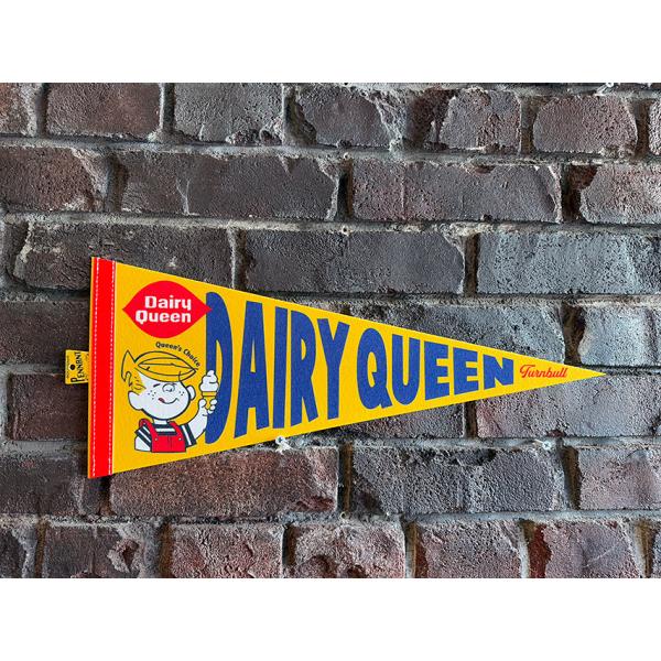 その昔 アメリカ人の旅行のおみやげの定番アイテムが各地の名所が描かれたペナントでした。今では当時のペナントがヴィンテージ市場に出回ってコレクターたちに高値で取引されたりしてます。そんな懐かしいペナントを企業キャラでリバイバルしたっていうアメ...