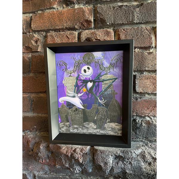 シーンをまるごと「ハロウィンタウン」に変えてしまいそうなティム・バートンの 名作「ナイトメアー・ビフォア・クリスマス」の3Dレンチキュラーアートが登場です。見る角度によってジャックとゼロがふわっと浮かび上がる立体仕様なの！紫がかった墓場の背...