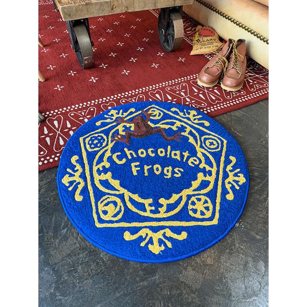 魔法界で大人気のチョコレート菓子「カエルチョコ」をルームマットで再現したっていう・・・・楽しすぎるヤツ！ホグワーツ特急の中で ロンと一緒にお菓子を食べるシーンで初めて登場したの覚えてますか？パッケージを開けると 魔法をかけられたカエルチョコ...