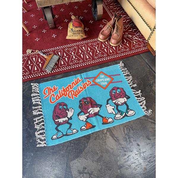 ダンスが好きな陽気なキャラクター「カリフォルニアレーズン」のコットンマットです。海外のフードパッケージのような賑やかな雰囲気を部屋までそのまま持ち込めるみたいで カンパニーグッズ好きにはたまらんヤツです。特に床ってシンプルになりがちだから手...