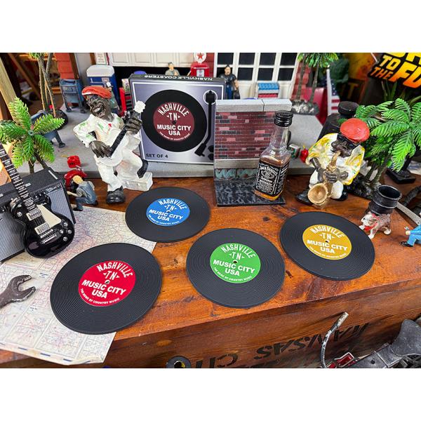 根っからの音楽好きなら「レコード」ってワードにはついつい反応しちゃうんじゃない！昔懐かしのレコード盤をモチーフにしたコースターセットです。             ただ丸い形をしてるってんじゃなくて ちゃーんとミゾまで表現されていて手にして...