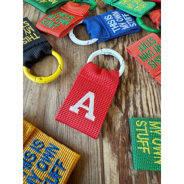 自分の名前 推しのアイドル ペットのイニシャル 隣のクラスのあの子・・・・自分にとって特別なイニシャルをアクセントにしていつも持ち歩く・・・・昔 こういうイニシャルグッズって あちこちで見かけたものですがそんな昔定番だったアイテムを 厚みの...