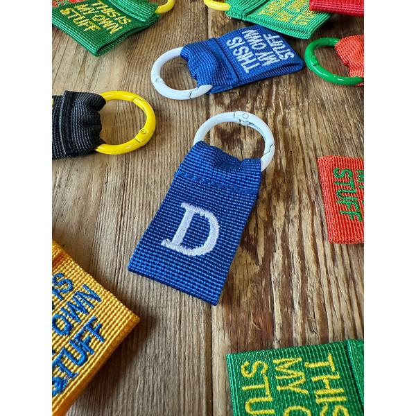 自分の名前 推しのアイドル ペットのイニシャル 隣のクラスのあの子・・・・自分にとって特別なイニシャルをアクセントにしていつも持ち歩く・・・・昔 こういうイニシャルグッズって あちこちで見かけたものですがそんな昔定番だったアイテムを 厚みの...