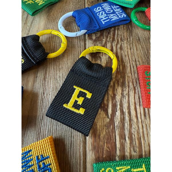 自分の名前 推しのアイドル ペットのイニシャル 隣のクラスのあの子・・・・自分にとって特別なイニシャルをアクセントにしていつも持ち歩く・・・・昔 こういうイニシャルグッズって あちこちで見かけたものですがそんな昔定番だったアイテムを 厚みの...