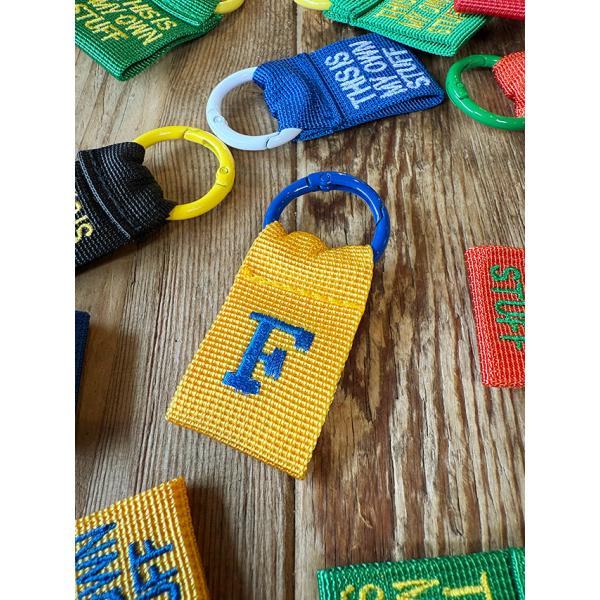 自分の名前 推しのアイドル ペットのイニシャル 隣のクラスのあの子・・・・自分にとって特別なイニシャルをアクセントにしていつも持ち歩く・・・・昔 こういうイニシャルグッズって あちこちで見かけたものですがそんな昔定番だったアイテムを 厚みの...