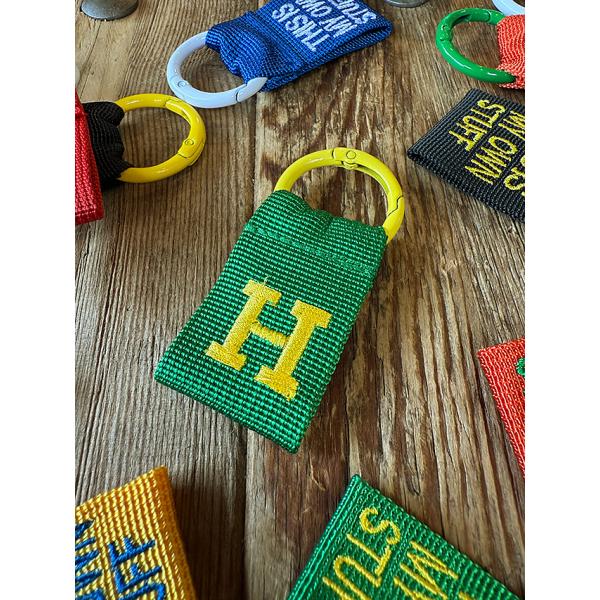 自分の名前 推しのアイドル ペットのイニシャル 隣のクラスのあの子・・・・自分にとって特別なイニシャルをアクセントにしていつも持ち歩く・・・・昔 こういうイニシャルグッズって あちこちで見かけたものですがそんな昔定番だったアイテムを 厚みの...