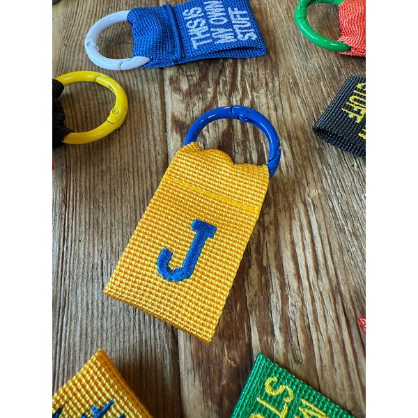 自分の名前 推しのアイドル ペットのイニシャル 隣のクラスのあの子・・・・自分にとって特別なイニシャルをアクセントにしていつも持ち歩く・・・・昔 こういうイニシャルグッズって あちこちで見かけたものですがそんな昔定番だったアイテムを 厚みの...