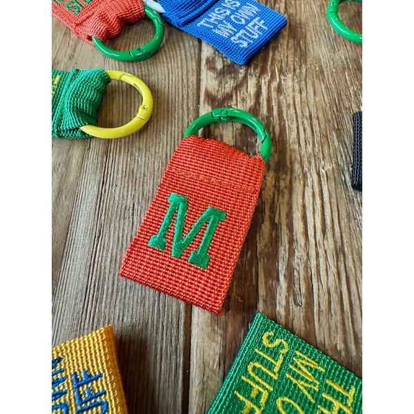 自分の名前 推しのアイドル ペットのイニシャル 隣のクラスのあの子・・・・自分にとって特別なイニシャルをアクセントにしていつも持ち歩く・・・・昔 こういうイニシャルグッズって あちこちで見かけたものですがそんな昔定番だったアイテムを 厚みの...