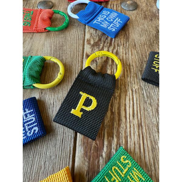 自分の名前 推しのアイドル ペットのイニシャル 隣のクラスのあの子・・・・自分にとって特別なイニシャルをアクセントにしていつも持ち歩く・・・・昔 こういうイニシャルグッズって あちこちで見かけたものですがそんな昔定番だったアイテムを 厚みの...