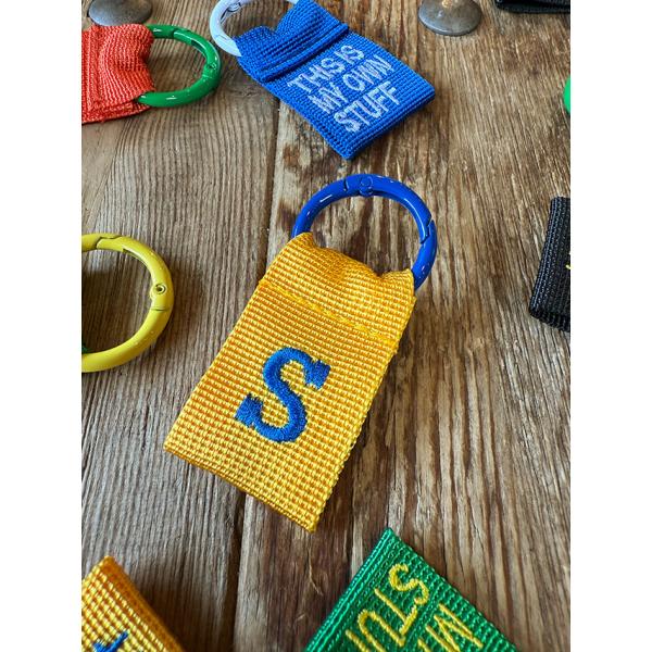 自分の名前 推しのアイドル ペットのイニシャル 隣のクラスのあの子・・・・自分にとって特別なイニシャルをアクセントにしていつも持ち歩く・・・・昔 こういうイニシャルグッズって あちこちで見かけたものですがそんな昔定番だったアイテムを 厚みの...