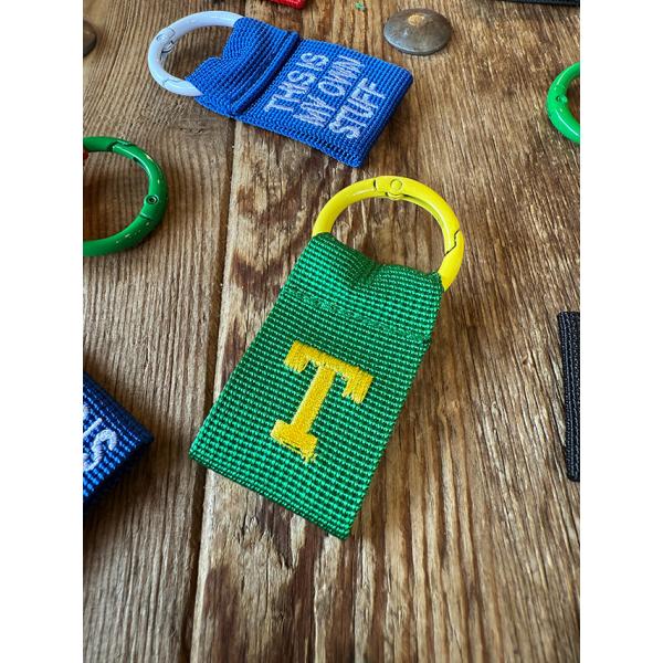 自分の名前 推しのアイドル ペットのイニシャル 隣のクラスのあの子・・・・自分にとって特別なイニシャルをアクセントにしていつも持ち歩く・・・・昔 こういうイニシャルグッズって あちこちで見かけたものですがそんな昔定番だったアイテムを 厚みの...