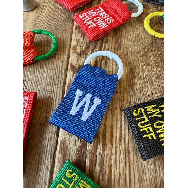 自分の名前 推しのアイドル ペットのイニシャル 隣のクラスのあの子・・・・自分にとって特別なイニシャルをアクセントにしていつも持ち歩く・・・・昔 こういうイニシャルグッズって あちこちで見かけたものですがそんな昔定番だったアイテムを 厚みの...