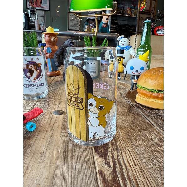 その昔 何かを買い集めたら抽選でもらえたノベルティグッズみたい！ギズモの名作ポスターがプリントされた缶型グラスです。昭和時代は テレビCMに登場するノベルティグッズがわんさかあって子供心に欲しくて仕方なかったなーそんな面影を感じさせてくれる...