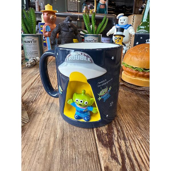 ボクたちアメリカン雑貨好きに掛かればマグカップだってこんなに楽しい！トイストーリーに登場するエイリアンが地球来襲だ！このノリで飲むコーヒーはウマイに決まってるもんなーなんて言うか もう自宅がテーマパークのノリになって朝から楽しすぎるのよねー...