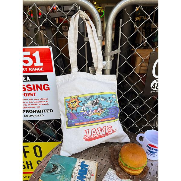 アメリカを車で走ってると目にするご当地の宣伝看板を映画「ジョーズ」の舞台「アミティアイランド」バージョンでデザインしたっていうユニークなヤツ！劇場版ポスターをモチーフにしたデザインでホオジロザメにおびえながら海水浴をしてる女性を パロディ風...