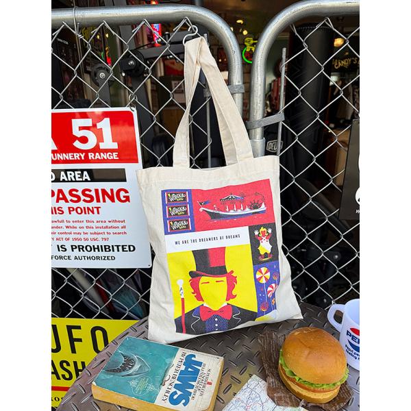 ウォンカ氏が経営する巨大なチョコレート工場にご招待！ジョニー・デップが演じたミステリアスな登場人物が人気となった大ヒットファンタジー映画「チャーリーとチョコレート工場」のオフィシャルトートバッグです。ウィリー・ウォンカのシルエットやウォンカ...