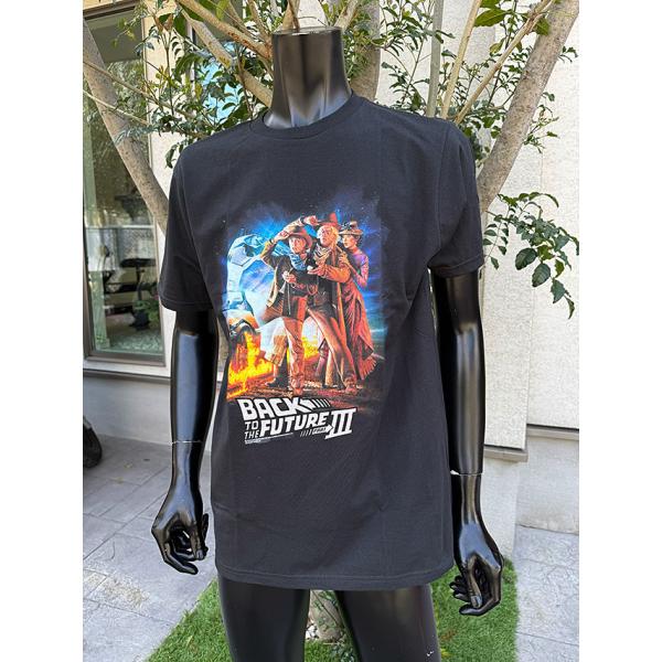 ※こちらはLサイズの販売ページです。アメリカ好きな人でこの映画を好きじゃないって人はたぶんこの世には存在しないはず！ボクらの神映画「バック・トゥ・ザ・フューチャーPart3」の名作ポスターをそのままプリントした公式Tシャツです。時計を見て急...