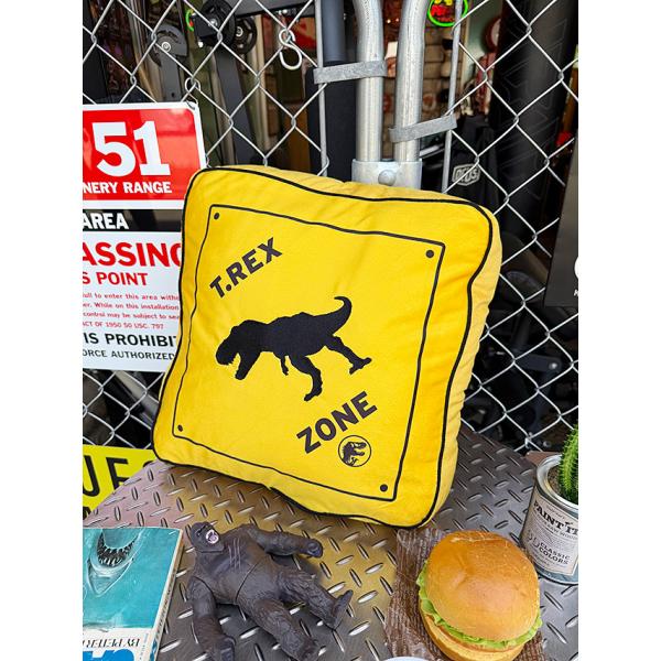 ジュラシックパークで目にする警告看板をモチーフにしたユニークなクッションです。デンジャラスなムードをそのままインテリアにするって発想が 面白いよね！オフィシャル物なので 裏面にはジュラシックワールドのタイトルロゴが入っていてココもファンには...