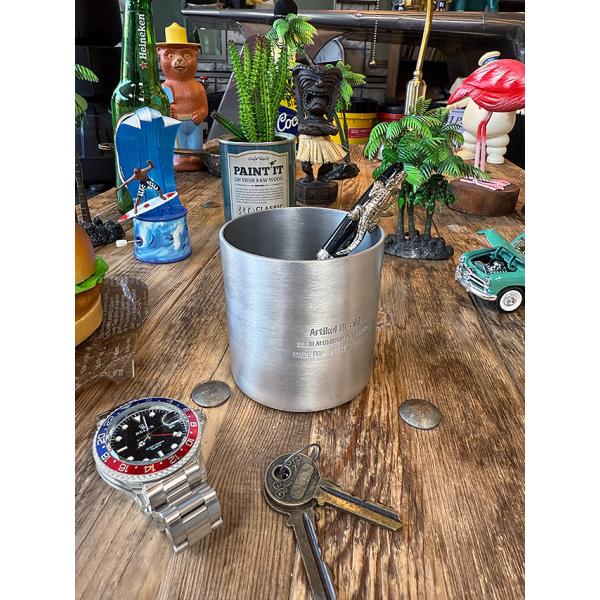 アルミの素材感を活かし極力シンプルに仕上げたポストジェネラルの鉢カバーです。正面にワンポイントで刻印ロゴを入れることでお得意のインダストリアルテイストを醸し出してあって これがまたカッコイイの！大小2サイズの展開になってるので用途に合わせて...