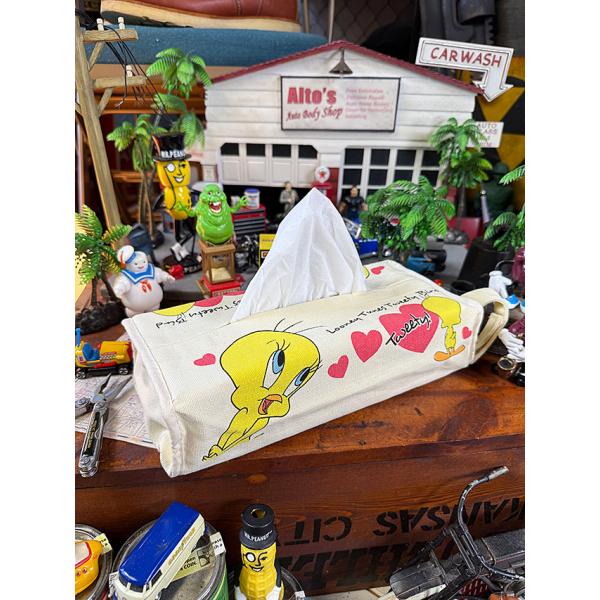 ティッシュを買ってきたまま使ってるそこのアナターせっかくのオシャレなインテリアが台無しだからトゥイーティーが駆けつけて来てくれたよ！ジャジャーン！上から被せるタイプのトゥイーティーのティッシュカバーです。近ごろ ティッシュを買いに行くと箱の...