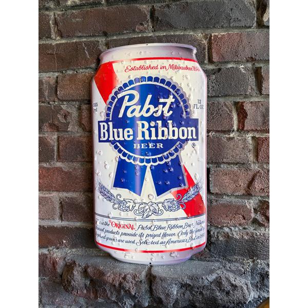 見るたびに「プシュッ」って音が聞こえてきそう！まるで本物のビール缶をそのまま飾ってるみたいでしょ？「パブスト・ブルーリボン」はアメリカ好きなら絶対ピンとくる名ブランドだよね！1884年 ミルウォーキーで生まれた老舗ビールで缶デザインがめちゃ...