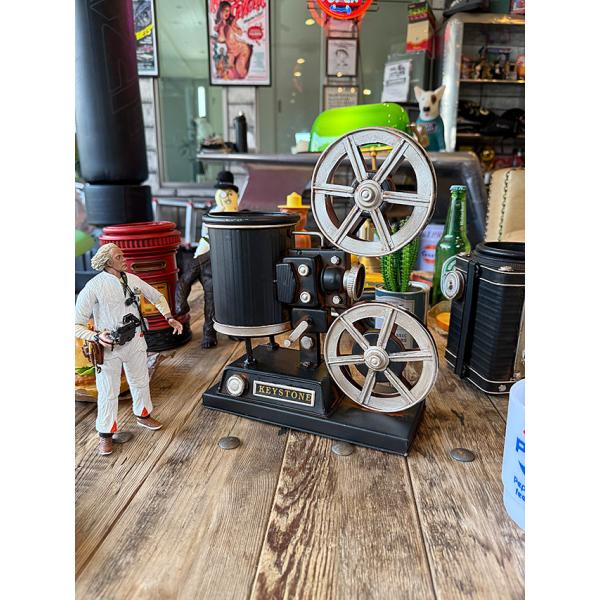 昔から映画好きなら映写機を見るとどこか惹かれる物を感じるのでは？テレビで観てたロードショーのアイコンにも登場してたりして特に愛用してたワケでもないんだけれど 心地イイ懐かしさを感じるんだよなー今や時代はデジタル化され フィルムやビデオテープ...