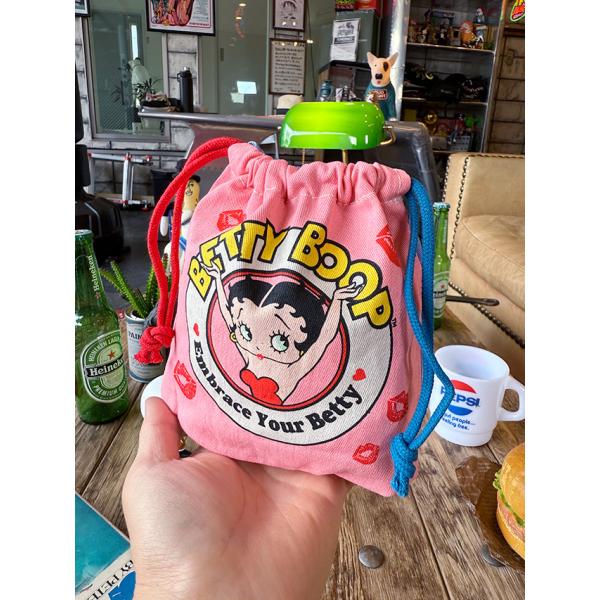 小悪魔的なキュートさで今も世界中のファンを虜にする ベティ・ブープの両面デザイン巾着です。どのカラーも個性たっぷりでベティの魅力をぎゅっと凝縮！レトロアメリカンなグラフィックに コットンのやさしい風合いがマッチしていて使うたびにちょっと気分...