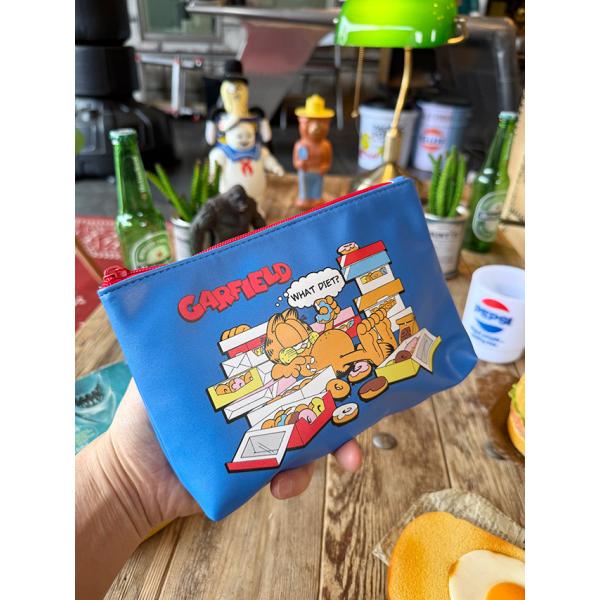 出ました！あの食いしん坊ネコガーフィールドが主役のポーチです。どの面を見てもツッコミどころ満載なセリフと表情でジワジワくる！しかも両面デザインだから裏返しても ちゃんと笑える仕様になってるの！これはもう持ち歩くアメコミだな！素材はツルッとし...