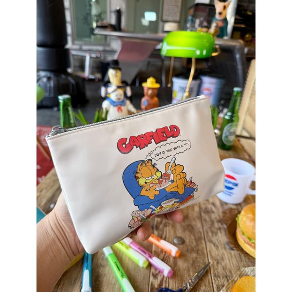 出ました！あの食いしん坊ネコガーフィールドが主役のポーチです。どの面を見てもツッコミどころ満載なセリフと表情でジワジワくる！しかも両面デザインだから裏返しても ちゃんと笑える仕様になってるの！これはもう持ち歩くアメコミだな！素材はツルッとし...