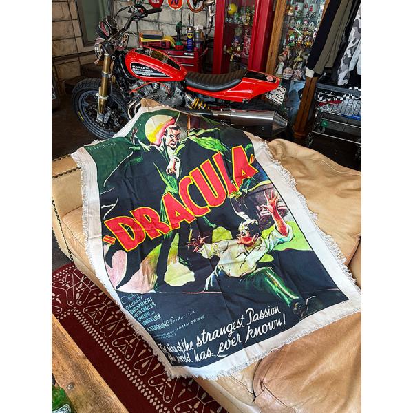 往年の名作映画ポスターをコットン製のクロスにプリントしたインテリアアイテム！他にないこの巨大さ（150cmx110cm）を活かして シーンをガラリと変える演出をはじめラックなどの雑多なモノたちに被せて隠したり ソファーカバーにしたりと・・・...