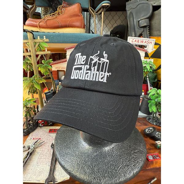 映画のタイトルロゴにして この圧倒的な存在感たるやこれぞゴッドファーザー！マーロン・ブランドが演じたマフィアドン・ヴィトー・コルレオーネとそのファミリーを描いた名作「ゴッドファーザー」のオフィシャルキャップです。「帽子なのに この猛烈なイン...