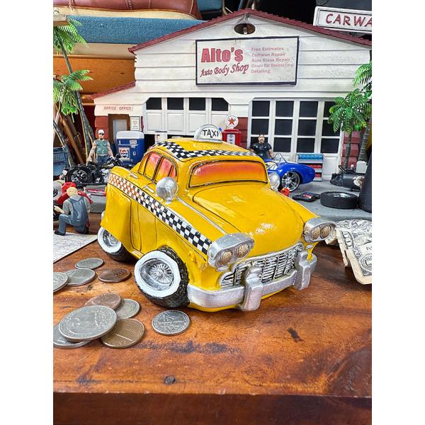 往年のクラシックカーをディフォルメデザインで再現したオールディーズマネーバンクです。昔 この手のイラストをカー雑誌の表紙なんかでよく見かけたものですが それを立体的に作り上げたって感じかな！なんか生きてるみたいに躍動感があってデスク脇とかに...