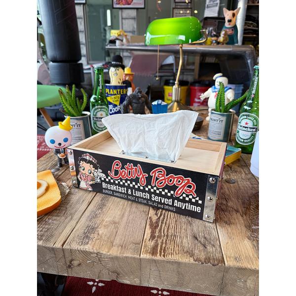 昔のクレートボックス（出荷用木箱）を思わせる・・・・そんなスタイルがイイね！かつてのヴィンテージキャラクターがプリントされたウッドボックス仕様のティッシュケースです。今どき、ティッシュと言えば容量がバラバラで微妙に箱の厚さが違ったりしますが...