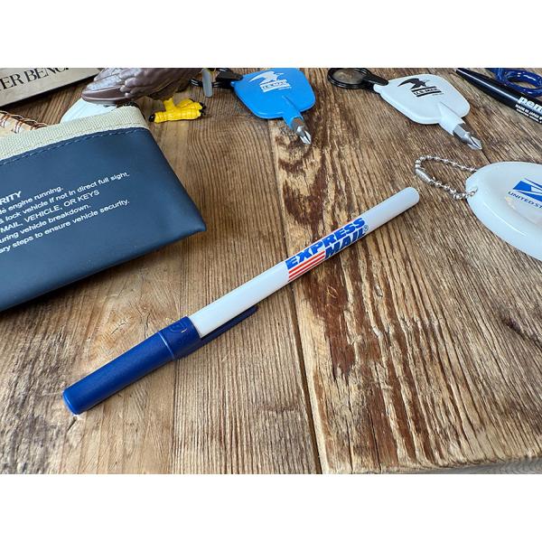 企業モノには相変わらず惹かれる！今回見つけたのはアメリカの郵便局USPS「ユナイテッド・ステイツ・ポスタル・サービス」のノベルティグッズです。アメリカ人の日常にあるリアルな一面をそのまま手にできる気がして これが実に良い！たかがボールペン一...