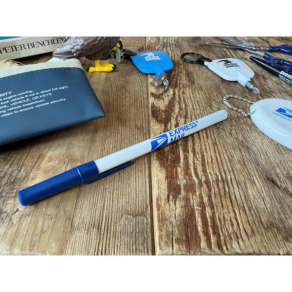企業モノには相変わらず惹かれる！今回見つけたのはアメリカの郵便局USPS「ユナイテッド・ステイツ・ポスタル・サービス」のノベルティグッズです。アメリカ人の日常にあるリアルな一面をそのまま手にできる気がして これが実に良い！たかがボールペン一...