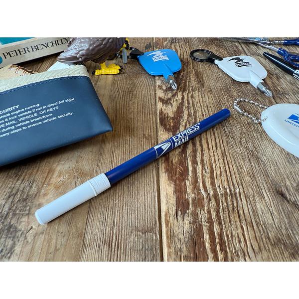 企業モノには相変わらず惹かれる！今回見つけたのはアメリカの郵便局USPS「ユナイテッド・ステイツ・ポスタル・サービス」のノベルティグッズです。アメリカ人の日常にあるリアルな一面をそのまま手にできる気がして これが実に良い！たかがボールペン一...