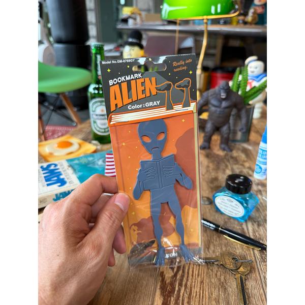 「あ 地球人。そこ 読書中ですか？」そんな声が聞こえてきそうなダルトンのエイリアン型ブックマークです。本のページの間から宇宙人が にゅっと顔を出す姿に思わずニヤリ。真面目に読書してるのに ふと笑っちゃう・・・・そんなユーモアが最高でしょ？素...