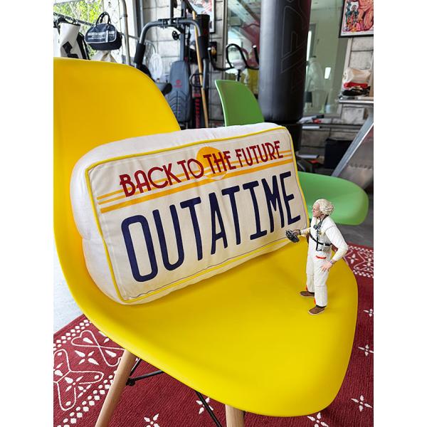 近ごろ 立体物のクッションがやたらと面白い！あんな物からこんな物まで・・・・映画に登場したキーとなるアイテムを立体物で再現してしまうのだ！今回見つけたのはボクたちの神映画こと「バック・トゥ・ザ・フューチャー」のシロモノ！デロリアンに付いてた...