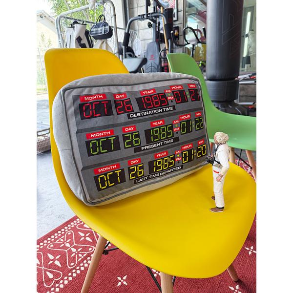 近ごろ 立体物のクッションがやたらと面白い！あんな物からこんな物まで・・・・映画に登場したキーとなるアイテムを立体物で再現してしまうのだ！今回見つけたのはボクたちの神映画こと「バック・トゥ・ザ・フューチャー」のシロモノ！デロリアンに搭載され...