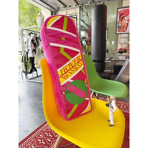 近ごろ 立体物のクッションがやたらと面白い！あんな物からこんな物まで・・・・映画に登場したキーとなるアイテムを立体物で再現してしまうのだ！今回見つけたのはボクたちの神映画こと「バック・トゥ・ザ・フューチャー」のシロモノ！パート2に登場した空...