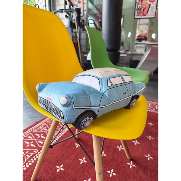 映画「ハリー・ポッターと秘密の部屋」に登場したあの空飛ぶ車！水色のフォード・アングリア105Eをクッションで再現したっていう・・・・楽しすぎるヤツ！このクルマ ポッタリアンならすでにご存じだと思いますがUSJのハリーポッターエリアの入口にも...