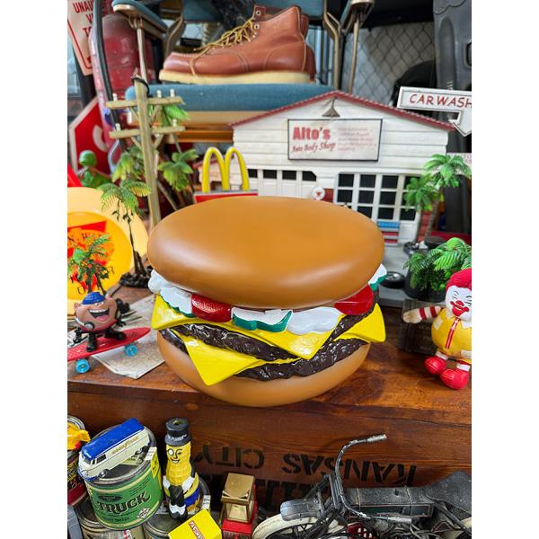 デカイ物を見せられると素通りできないアメリカ人なアナタにデリバリー！直径26cmのメガサイズバーガーの貯金箱っす！通常のハンバーガーを横に3個並べたくらいの大きさなの！バーガーショップのレジ回りに飾られてそうなヤツです。こういうのが飾ってあ...