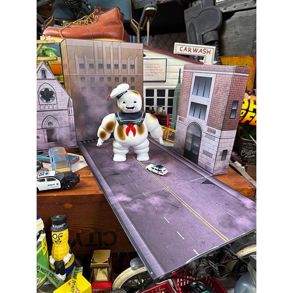 子供の頃に持ってた超合金ロボットのノリ！ミニカーメーカーのJadaが手掛けたダイキャスト製のマシュマロマンです。普通だったらソフビやポリレジンを使って作られるところをミニカーメーカーだけに 贅沢にもダイキャストを使って仕上げてあるの！なので...