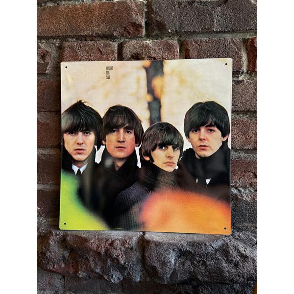 冬のロンドン曇り空の下で撮影されたあの名ジャケット。アルバム「BEATLES FOR SALE」（1964年）の憂いを帯びた4人の表情がブリキ看板で蘇る！ジョン ポール ジョージ リンゴブームの渦中にありながらどこか疲れたようなまなざし…そ...
